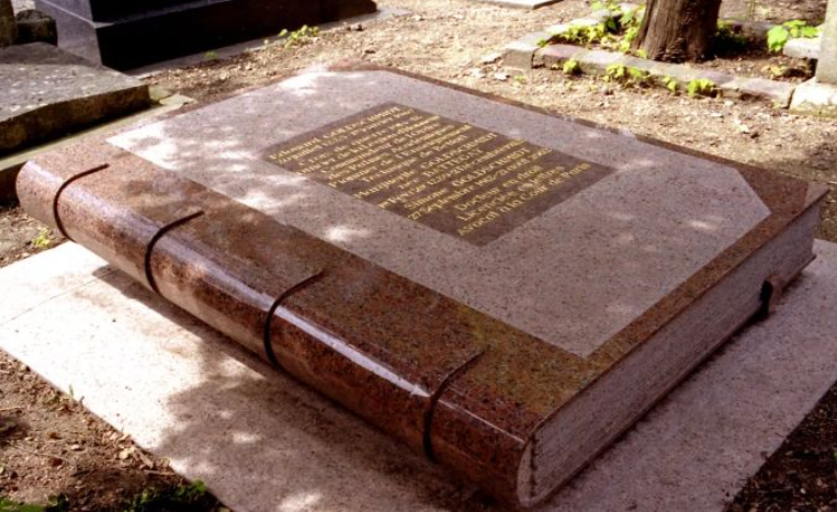 À propos de l’importance des pierres tombales en forme de livre et de plusieurs styles courants ...